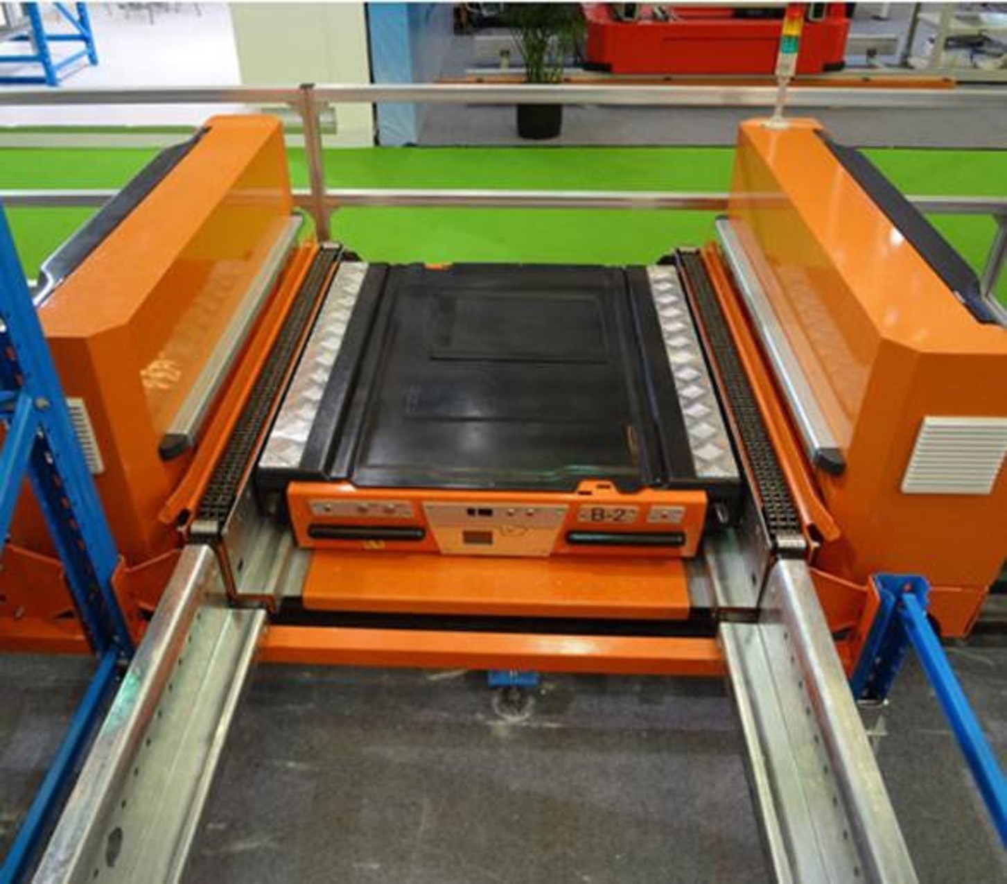 1700kg RGV Warehouse Shuttle System MHS Vehicle Shape Bus Type PLC